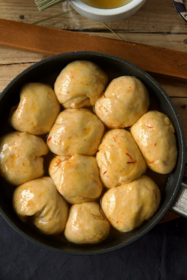 Easy Skillet Saffron Dinner Rolls - Labsalliebe
