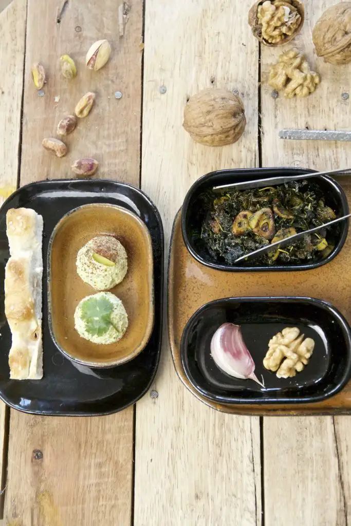 Zweierlei Mazeh - Kashk-e Bademjan Auberginen-Dip und Pistazien-Feta ...