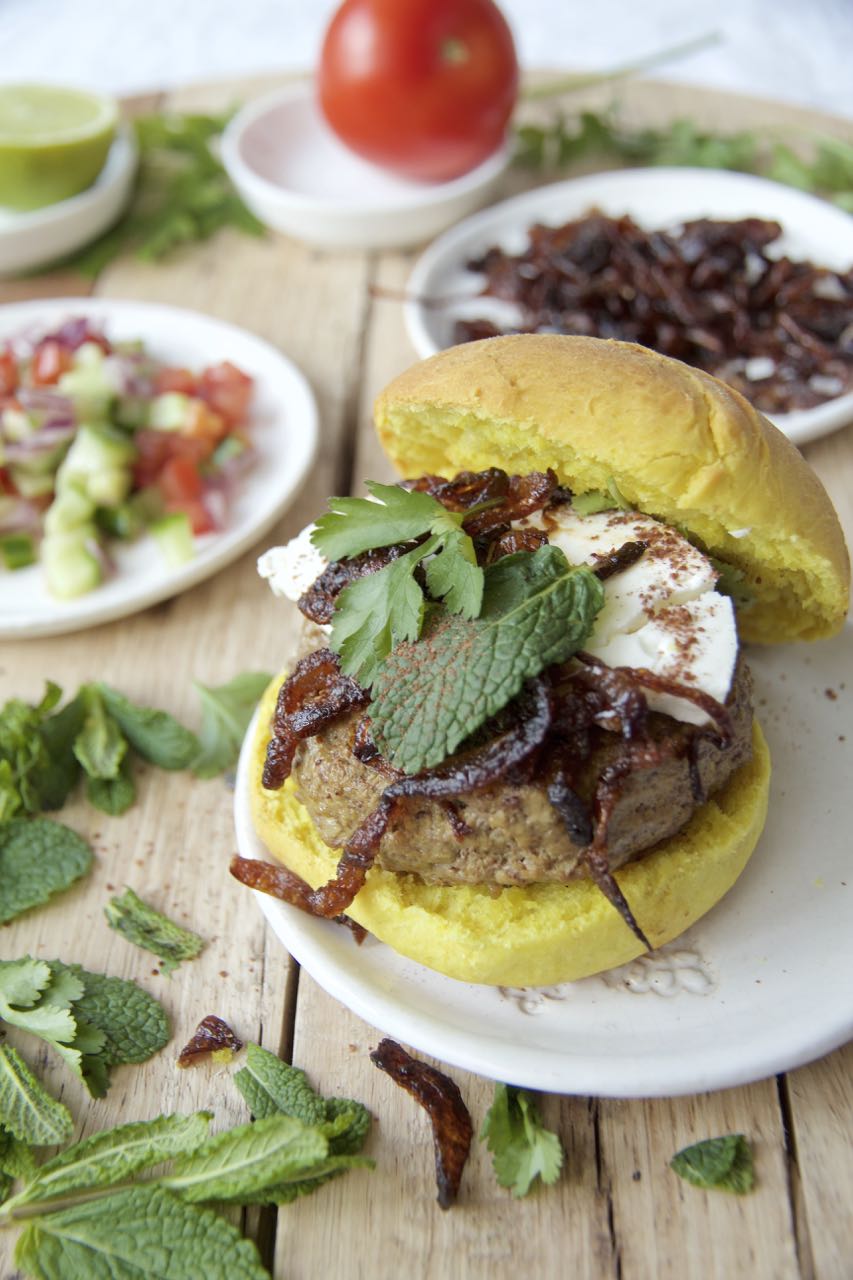 Saftiger Kabab Burger mit Röstzwiebeln, Feta und Tomaten-Gurken-Salsa ...