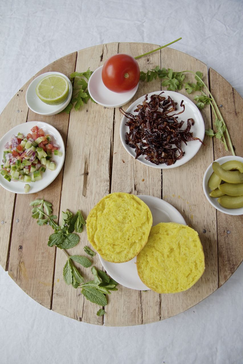 Saftiger Kabab Burger mit Röstzwiebeln, Feta und Tomaten-Gurken-Salsa ...