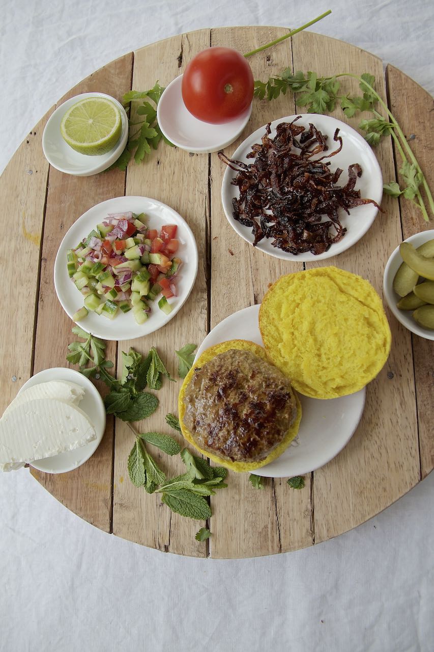 Saftiger Kabab Burger mit Röstzwiebeln, Feta und Tomaten-Gurken-Salsa ...