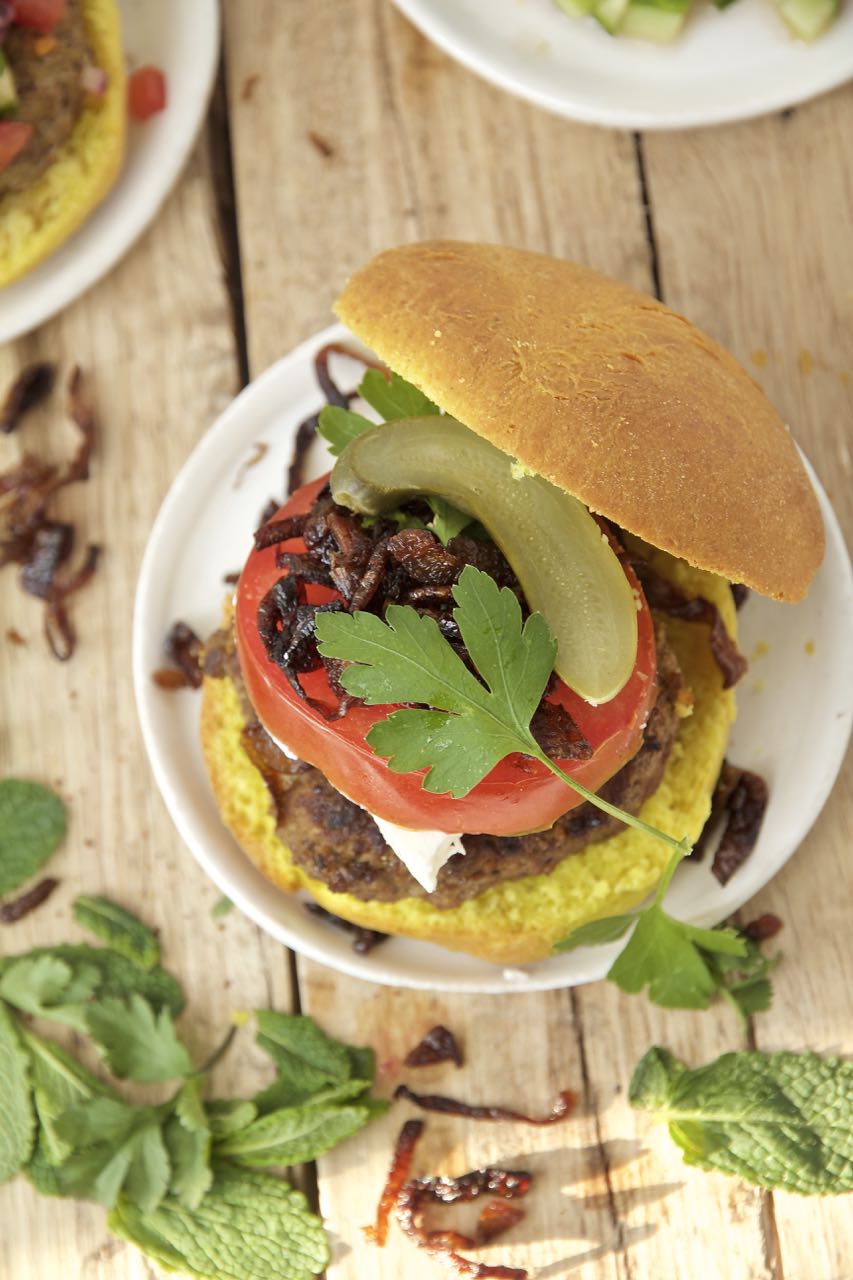 Saftiger Kabab Burger mit Röstzwiebeln, Feta und Tomaten-Gurken-Salsa ...