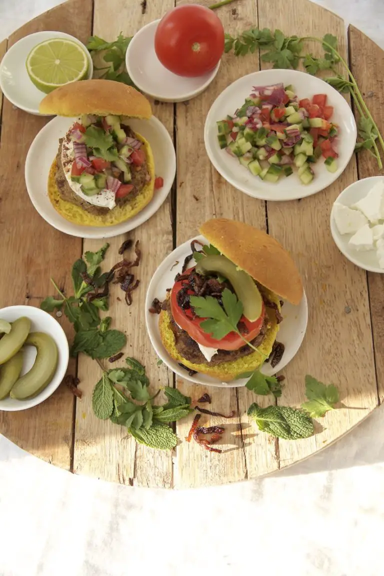 Saftiger Kabab Burger mit Röstzwiebeln, Feta und Tomaten-Gurken-Salsa ...