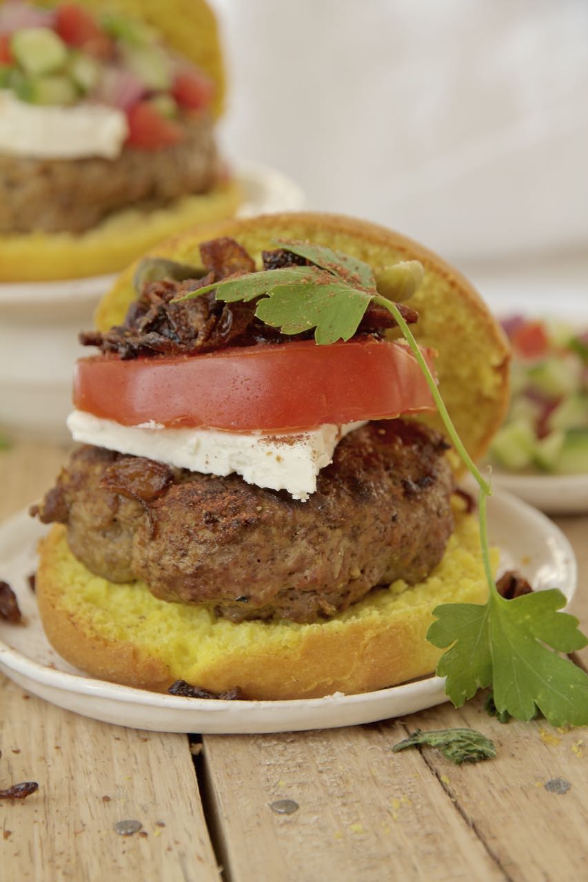 Saftiger Kabab Burger mit Röstzwiebeln, Feta und Tomaten-Gurken-Salsa ...