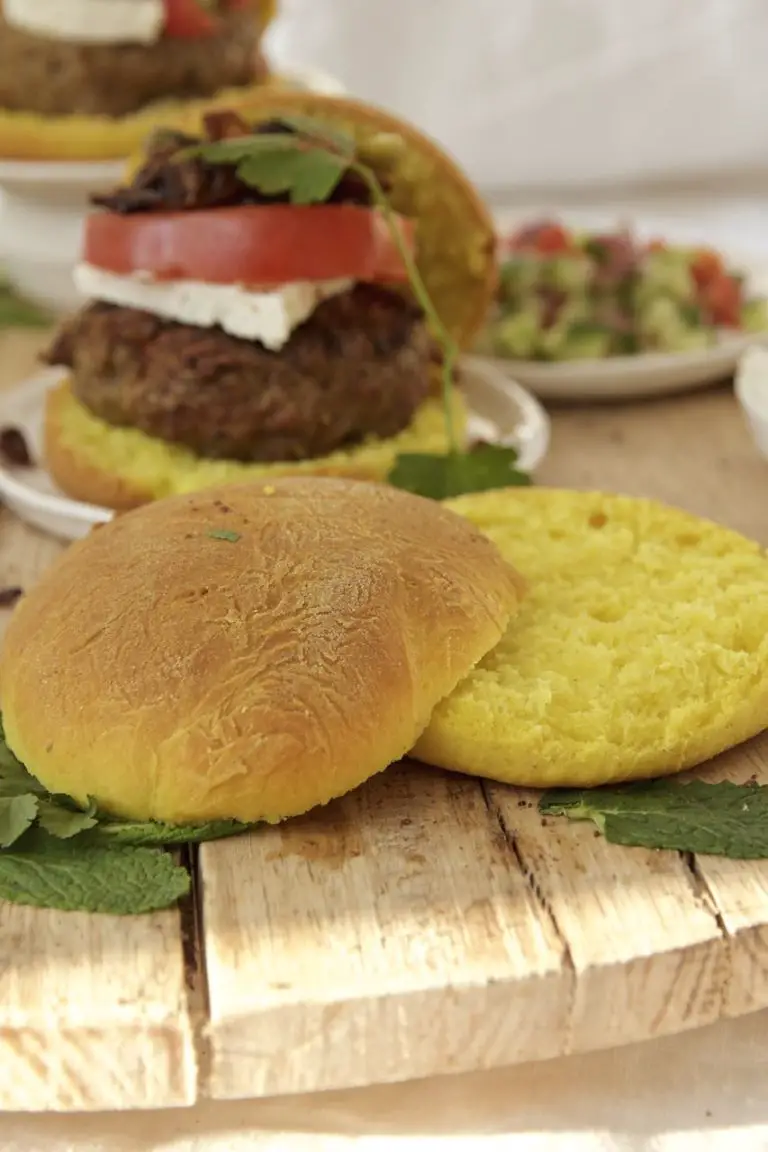 Saftiger Kabab Burger mit Röstzwiebeln, Feta und Tomaten-Gurken-Salsa ...