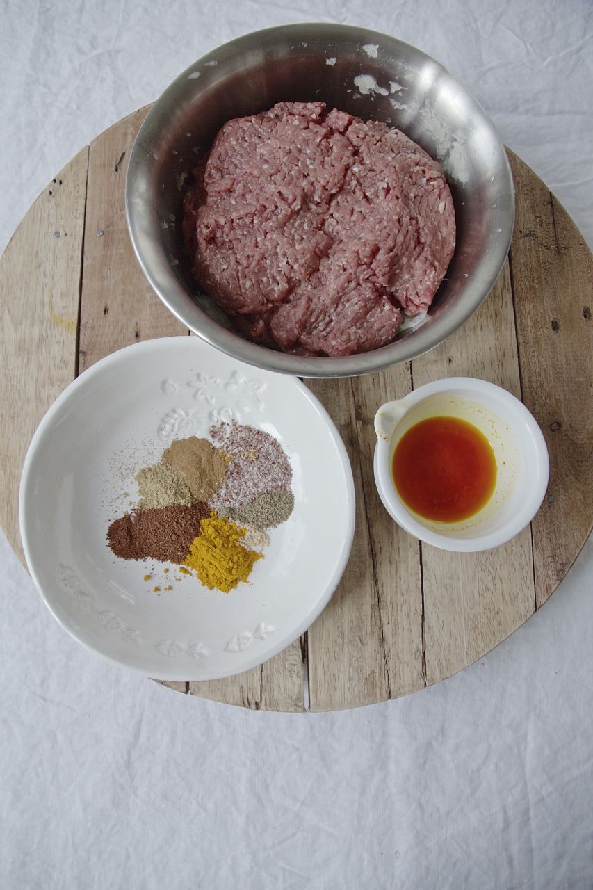 Saftiger Kabab Burger mit Röstzwiebeln, Feta und Tomaten-Gurken-Salsa ...