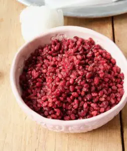 Zereshk Polo ba Morgh - In Safran geschmorte Hühnerkeulen auf ...