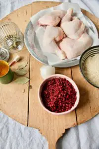 Zereshk Polo ba Morgh - In Safran geschmorte Hühnerkeulen auf ...