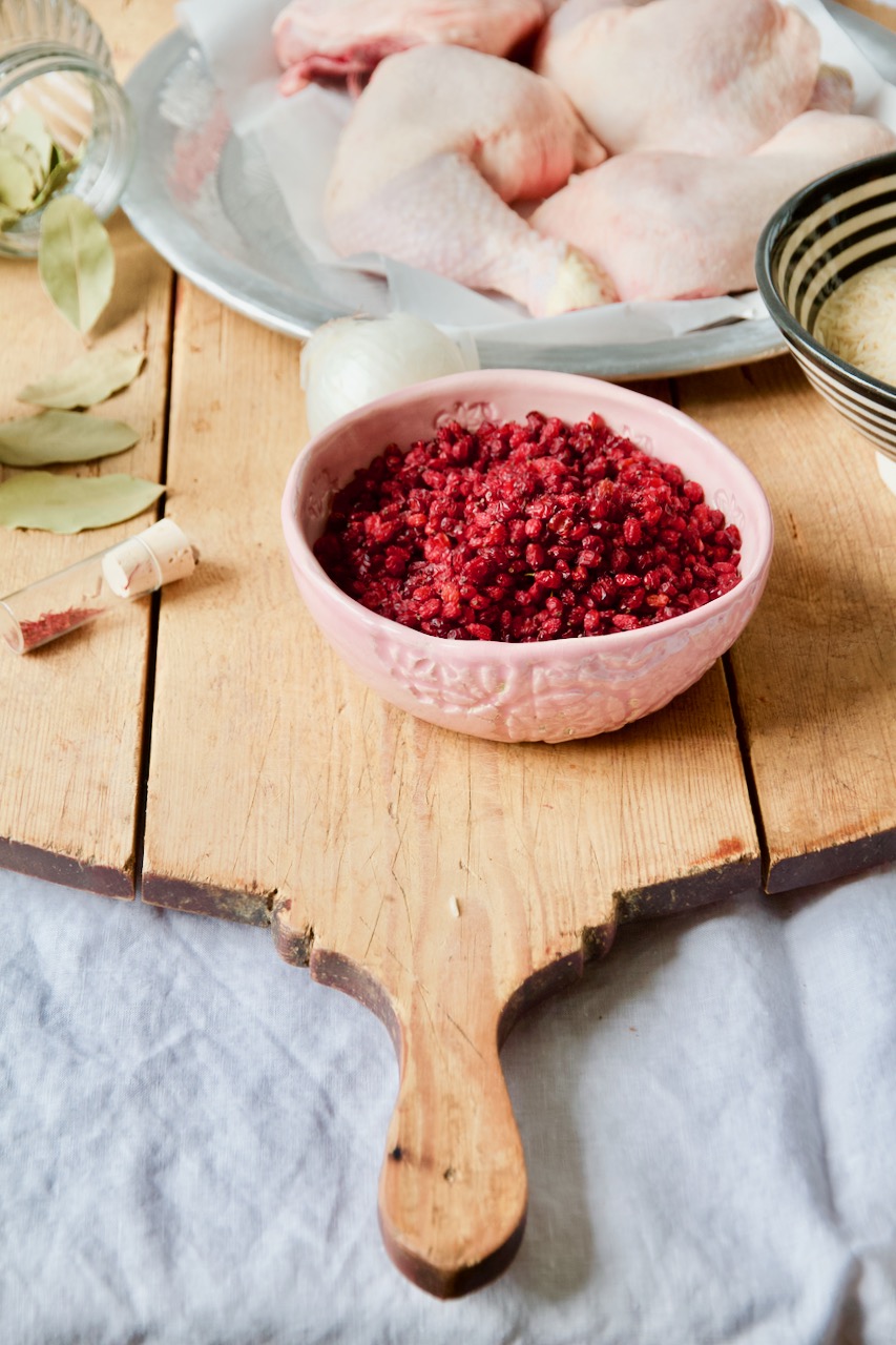 Zereshk Polo ba Morgh - In Safran geschmorte Hühnerkeulen auf ...