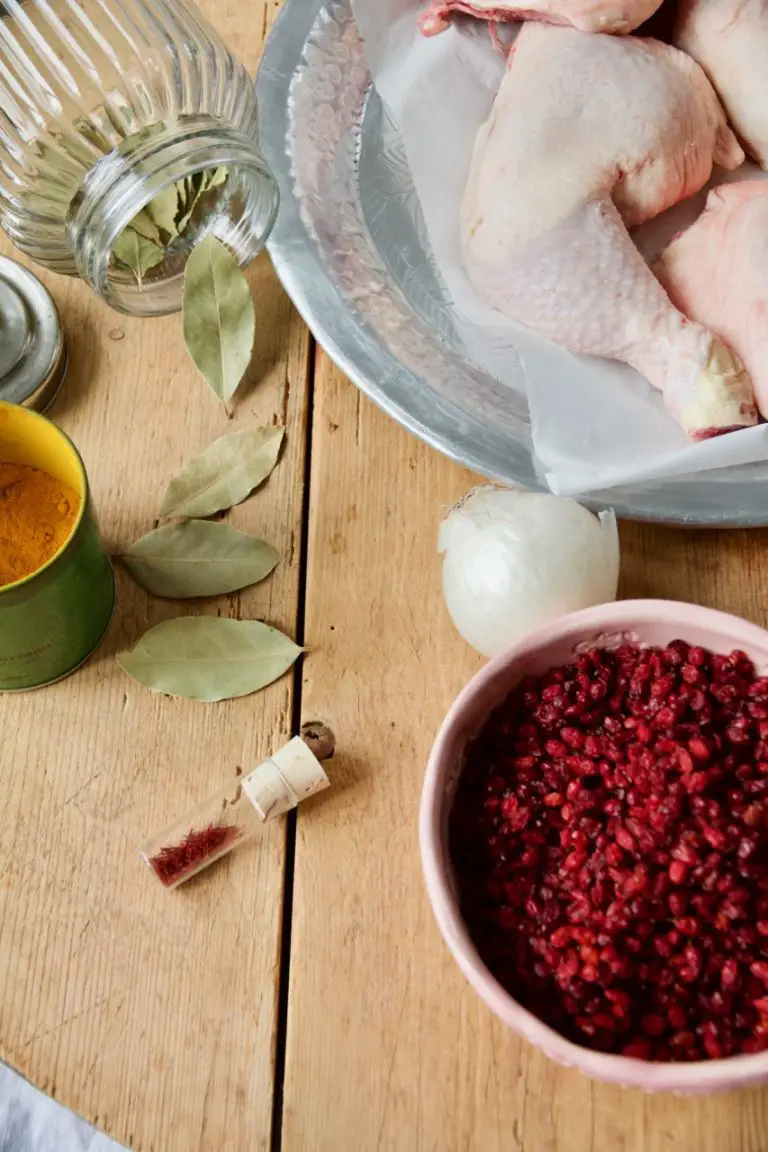 Zereshk Polo ba Morgh - In Safran geschmorte Hühnerkeulen auf ...