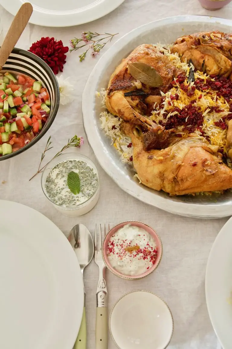 Zereshk Polo ba Morgh - In Safran geschmorte Hühnerkeulen auf ...