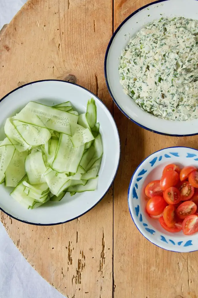 Cake Morgh - Sandwich-Torte mit Hühnchenaufstrich für deine WM-Party ...
