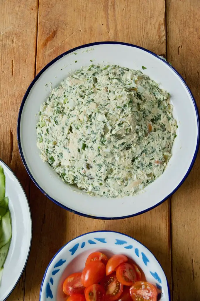 Cake Morgh - Sandwich-Torte mit Hühnchenaufstrich für deine WM-Party ...