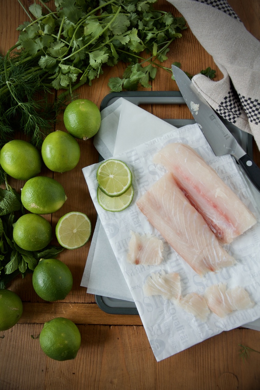 Ceviche vom Cobia mit Limu Shirin, Kräuter und Granatapfelkerne ...