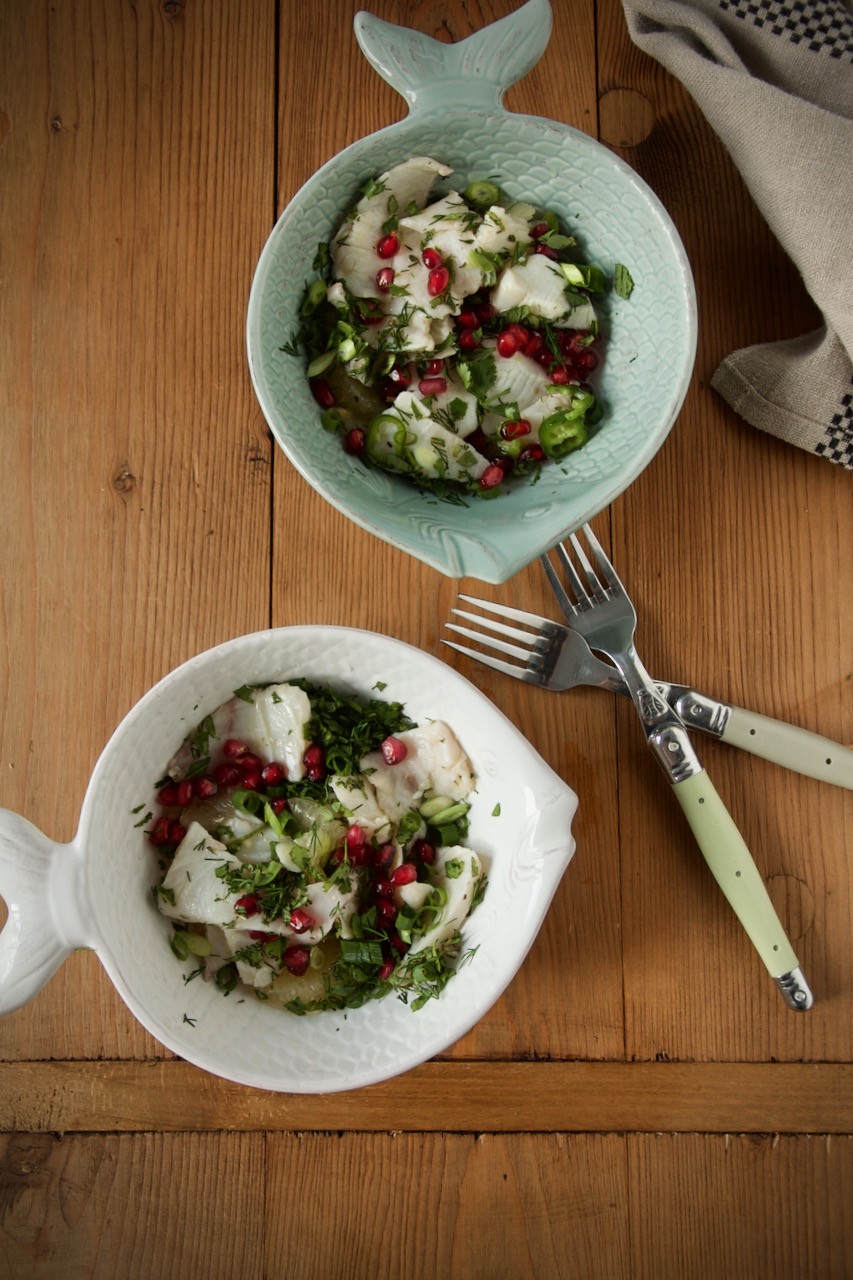 Ceviche vom Cobia mit Limu Shirin, Kräuter und Granatapfelkerne ...