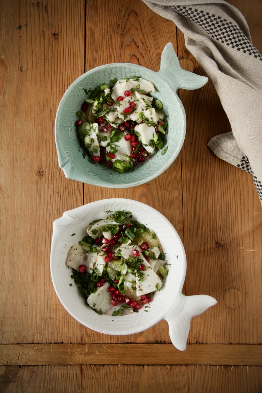 Ceviche vom Cobia mit Limu Shirin, Kräuter und Granatapfelkerne ...
