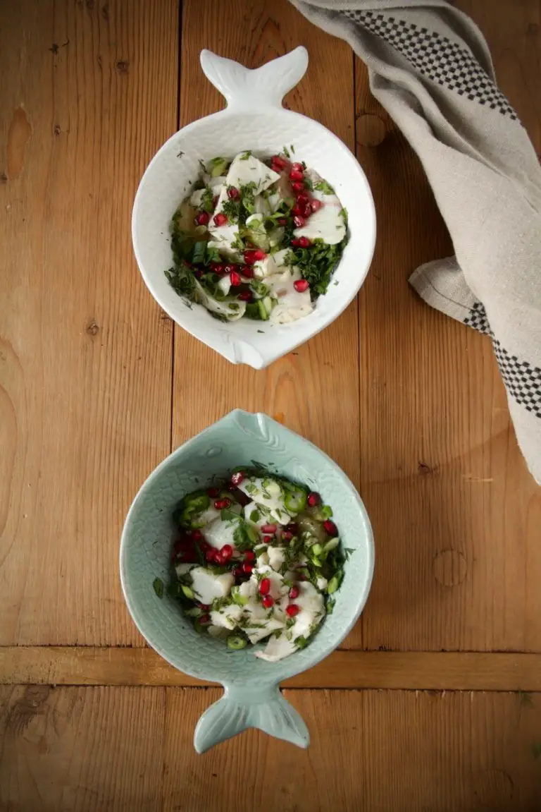 Ceviche vom Cobia mit Limu Shirin, Kräuter und Granatapfelkerne ...