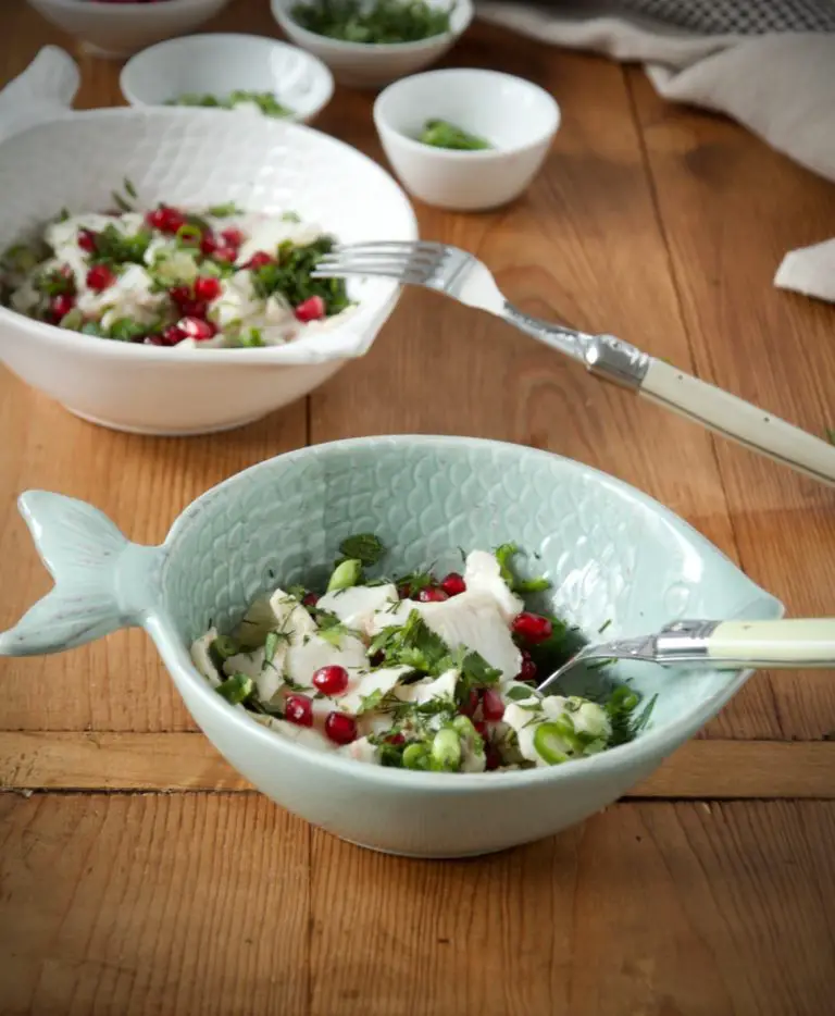 Ceviche vom Cobia mit Limu Shirin, Kräuter und Granatapfelkerne ...