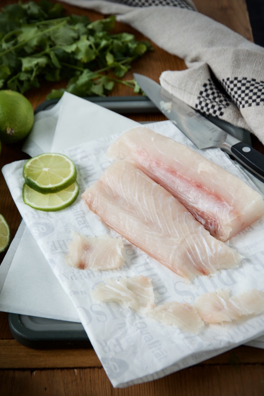 Ceviche vom Cobia mit Limu Shirin, Kräuter und Granatapfelkerne ...