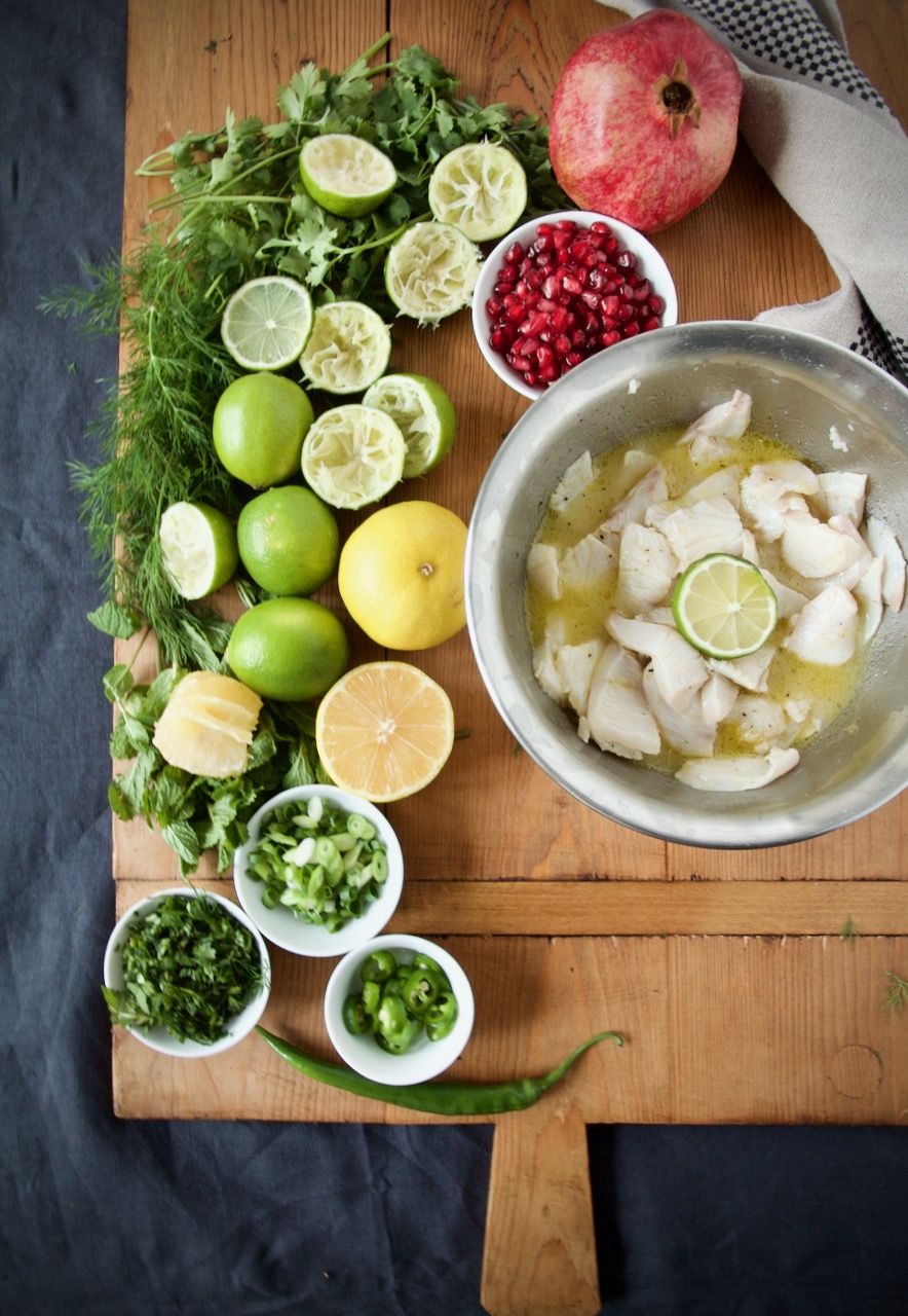 Ceviche vom Cobia mit Limu Shirin, Kräuter und Granatapfelkerne ...
