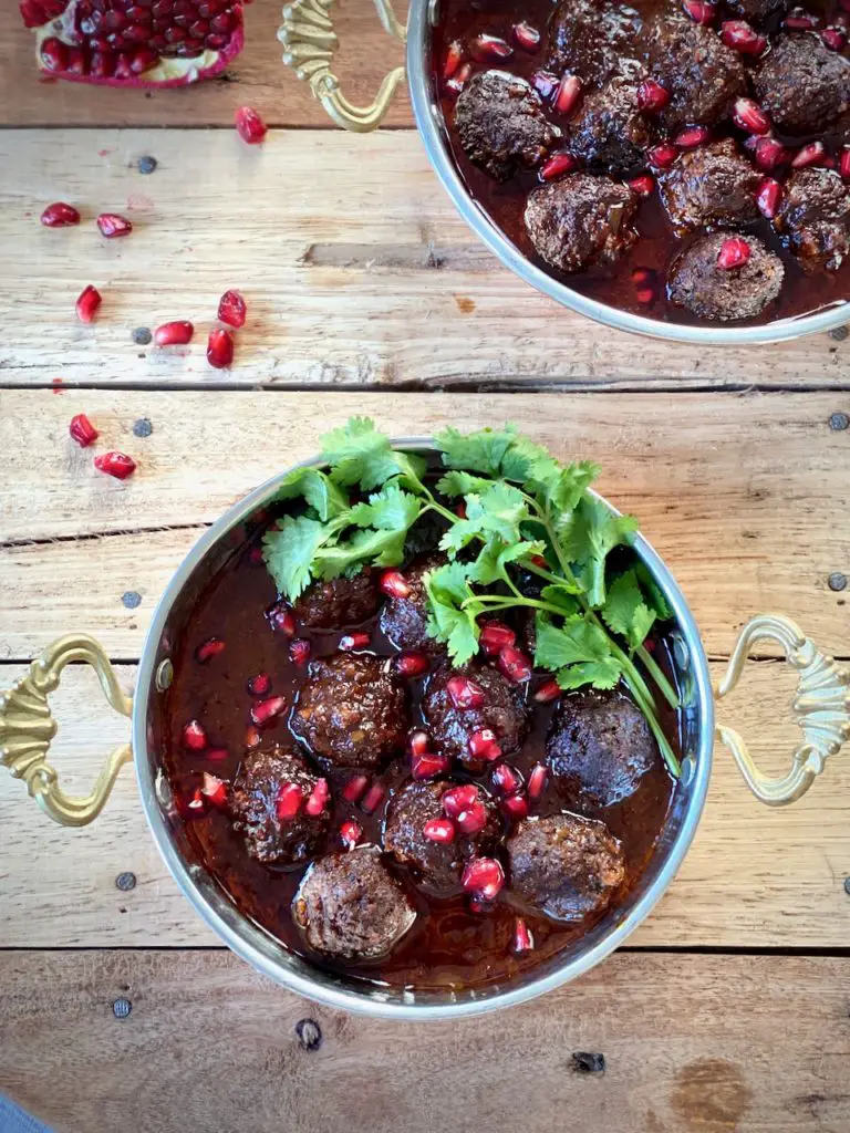 Koofteh Anar o Gerdoo - Hackbällchen in Granatapfel-Walnuss-Sauce کوفته ...