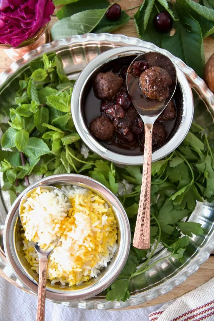 Khoresh-e Albaloo - Lamm-Hackbällchen in Sauerkirschsauce خورش آلبالو ...